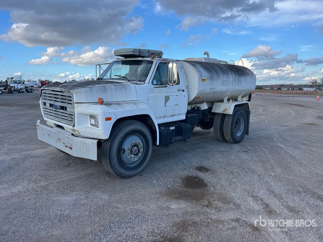 1990 Ford F-800 1800 gal 4x2 Water Truck | Ritchie Bros. Auctioneers