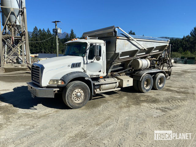 Bay-Lynx MC-15 on 2008 Mack GU813 6x4 Stone Spreader Truck in Port ...