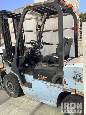 2014 Utilev UT25P 3900 lb Diesel Pneumatic Tire Forklift in Knoxville ...