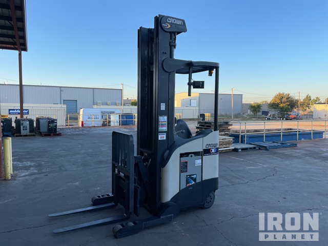 2011 (unverified) Crown RR 5700 Series 4500 lb Electric Forklift ...