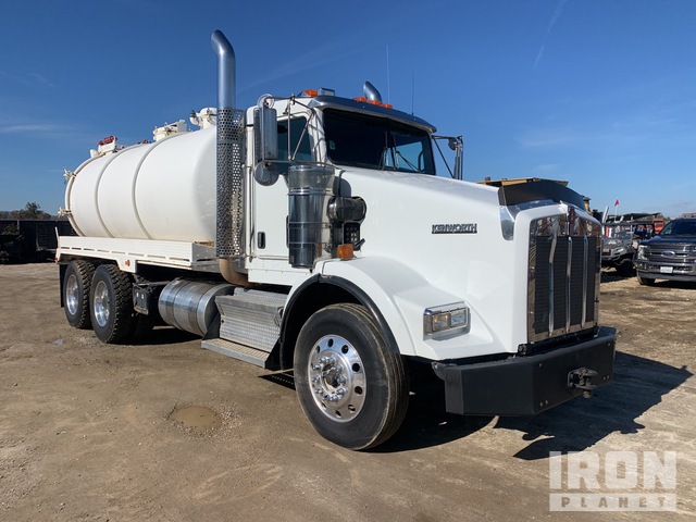 1992 Keith Huber 135-D-L-PTO-B-AC30-1B on 2009 Kenworth T800 6x4 Vacuum Tanker Truck in Paso ...