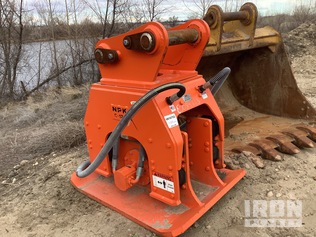 NPK C12C-C1200 57 in Excavator Plate Compactor - Fits Cat 349 (Unused ...