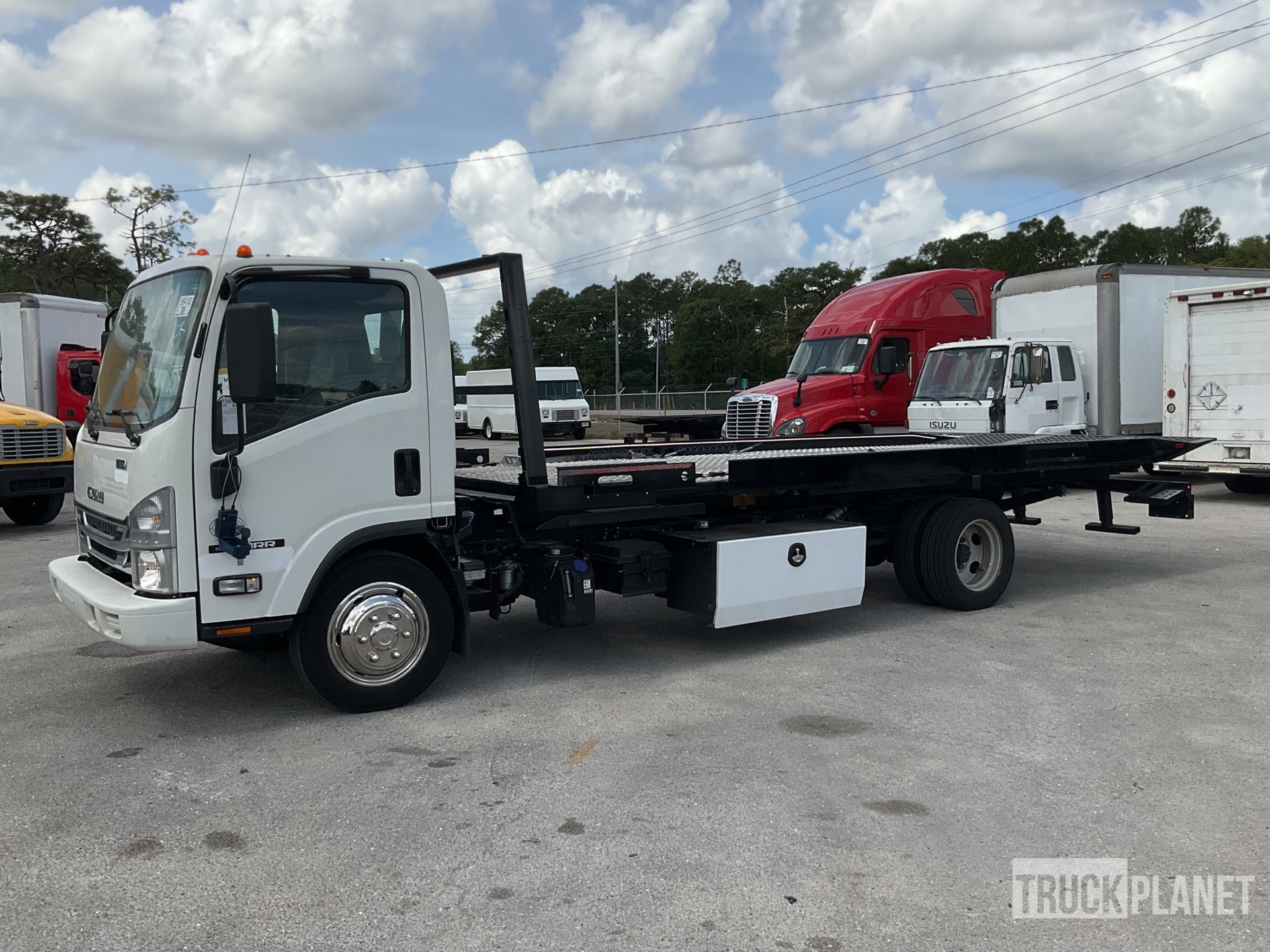 Isuzu Towing Truck