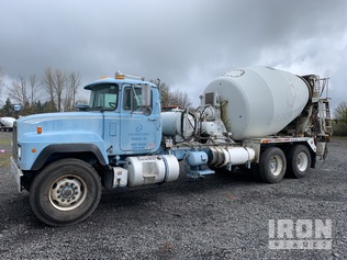 2001 Mack RD690S 6x4 Mixer Truck in Chehalis, Washington, United States ...