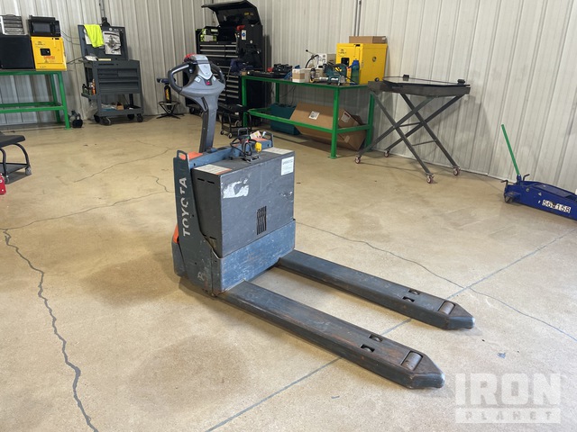 2019 Toyota 8HBW23 4500 lb Electric Pallet Jack in Waukesha, Wisconsin ...