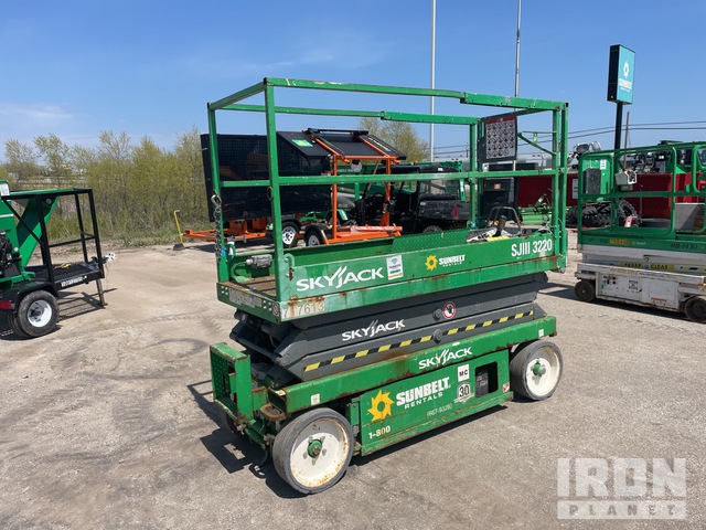 2015 Skyjack SJIII 3220 Electric Scissor Lift in Franksville, Wisconsin ...