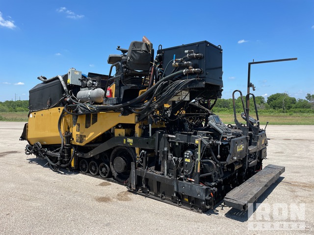 2015 Cat 1055F Track Asphalt Paver in Lorena, Texas, United States ...
