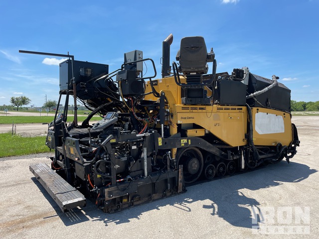 2015 Cat 1055F Track Asphalt Paver in Lorena, Texas, United States ...