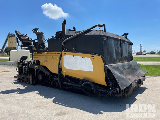 2015 Cat 1055F Track Asphalt Paver in Lorena, Texas, United States ...