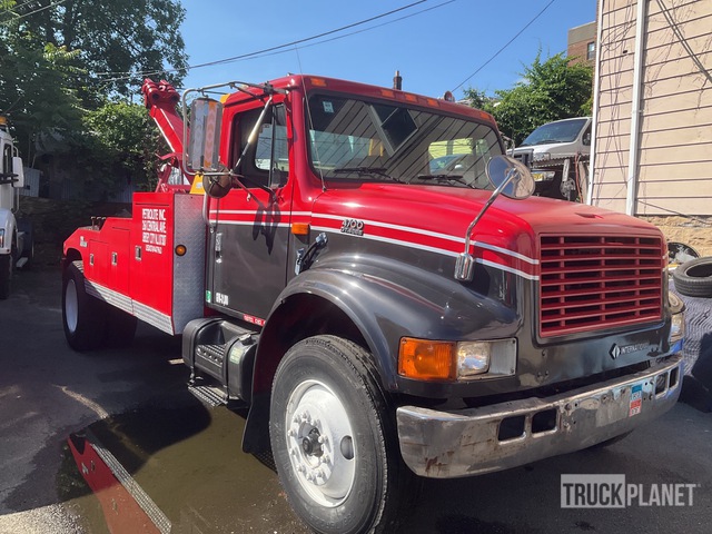2000 International 4700 Tow Truck