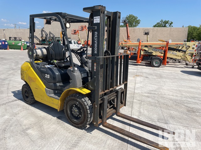 2015 Komatsu FG25T-16 4650 lb Pneumatic Tire Forklift in Oak Park ...
