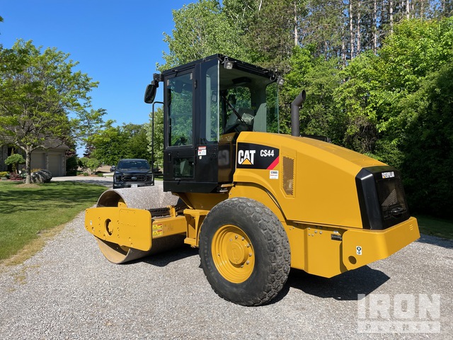 2011 Cat CS44 Smooth Drum Compactor in Brantford, Ontario, Canada ...
