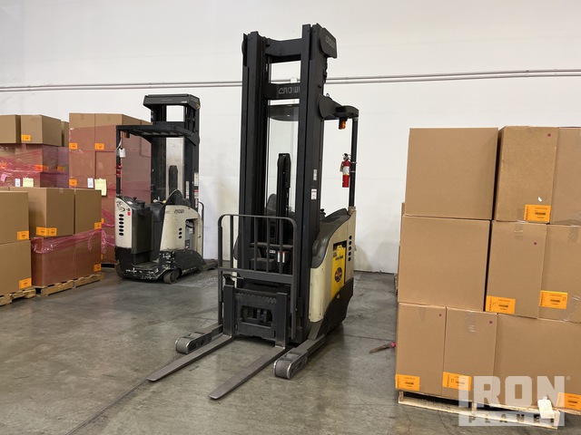 2001 Crown RR5200 3900 lb Electric Forklift in West Sacramento ...