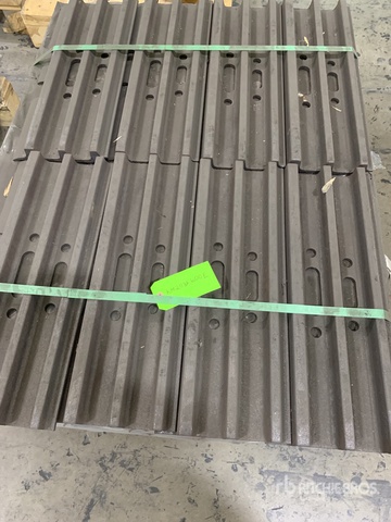 Quantity of (100) KM2118A 600 Triple Grouser Shoes 600 mm in Greensboro ...