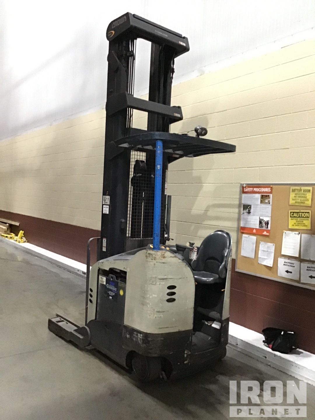 Crown Stand Up Fork Trucks Logo