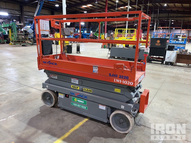 2005 Skyjack SJIII 3220 Electric Scissor Lift in St. Charles, Illinois ...