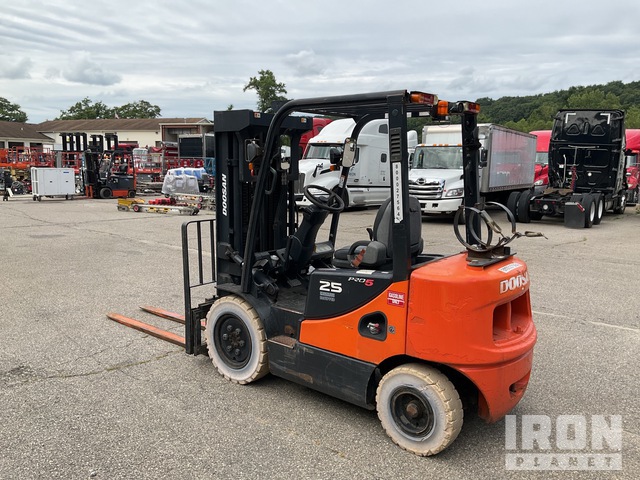 2014 Doosan G25E-5 3850 lb Pneumatic Tire Forklift in North Franklin ...