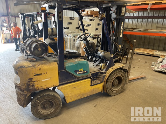 2000 Komatsu FG25T-12 4650 lb Pneumatic Tire Forklift in Chicago ...