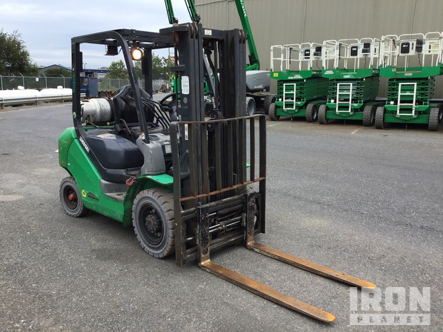 2014 Komatsu FG25T-16 4650 lb Pneumatic Tire Forklift in Manheim ...