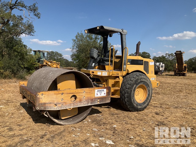 2001 Cat CS-563D Smooth Drum Compactor in San Marcos, Texas, United ...