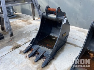 Trojan 24 in Digging Excavator Bucket, St. Charles, Missouri, Estados ...