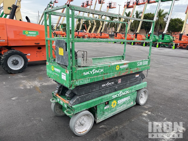 2016 Skyjack SJIII 3220 Electric Scissor Lift (Inoperable) in Medley ...