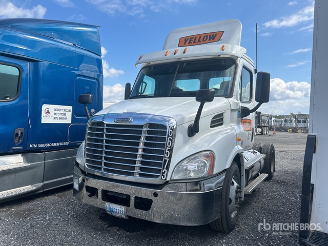 2014 Freightliner Cascadia 113 4x2 S/A Day Cab Truck Tractor ...