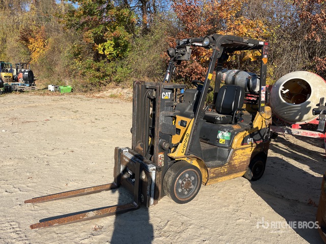 Cat C4000 4000 lb Chariot élévateur à pneus gonflés | Ritchie Bros ...