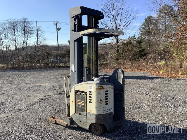 2001 Crown RR5000 Electric Forklift in Southampton, New Jersey, United ...
