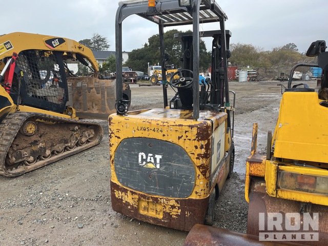 1998 Cat EC25K 5000 lb Electric Forklift in Royal Oaks, California ...