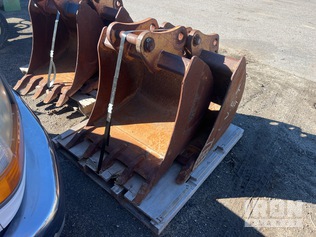 Quantity of (2) Backhoe Rear Buckets - Fits John Deere in San Fernando ...