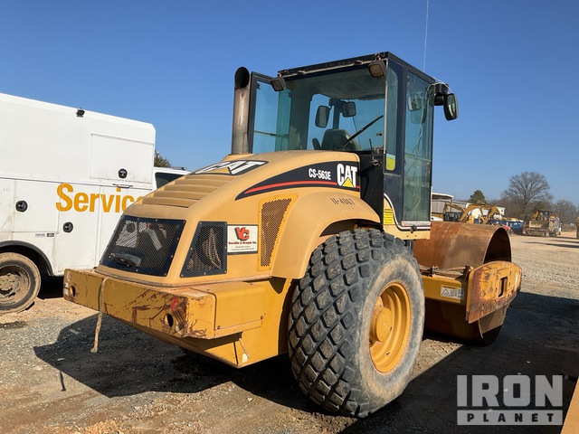 2003 Cat CS-563E Smooth Drum Compactor in Monroe, North Carolina ...