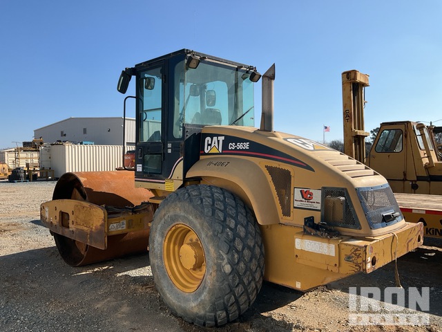 2003 Cat CS-563E Smooth Drum Compactor in Monroe, North Carolina ...