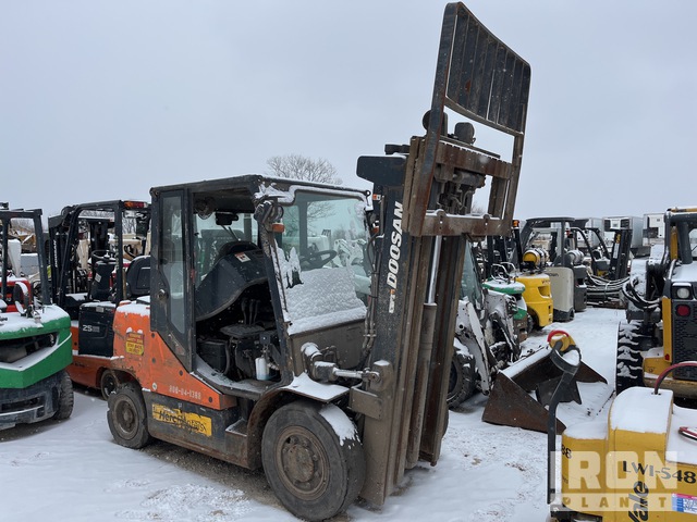 2014 (unverified) Doosan D35S-5 6950 lb Pneumatic Tire Forklift ...