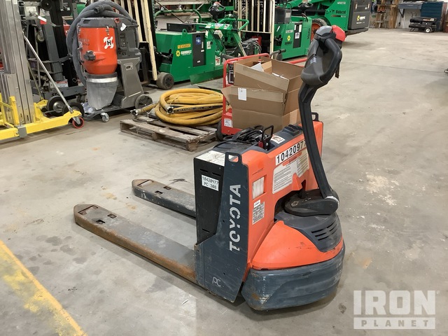 2022 Toyota 8HBW23 4500 lb Electric Pallet Jack in Joliet, Illinois ...