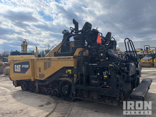 2017 Cat AP1055F Track Asphalt Paver in Walton, Kentucky, United States ...