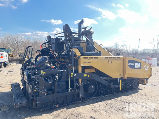 2018 Cat AP1055F Track Asphalt Paver in Walton, Kentucky, United States ...