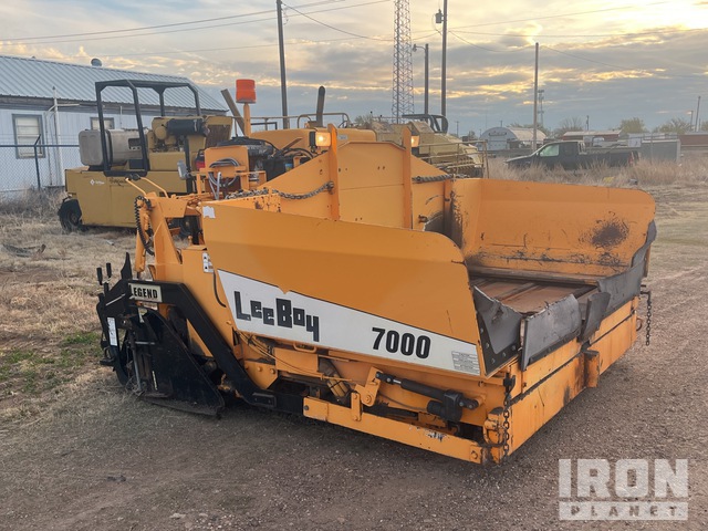 2008 LeeBoy 7000LD Track Asphalt Paver in Dumas, Texas, United States ...