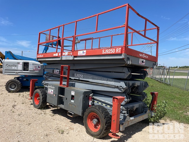 Skyjack SJ9250 RT 4x4 Dual Fuel Scissor Lift in Manor, Texas, United ...