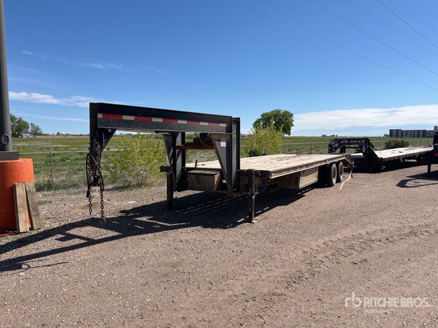1999 Wildcat 40 ft T/A Gooseneck Equipment Trailer | Ritchie Bros ...