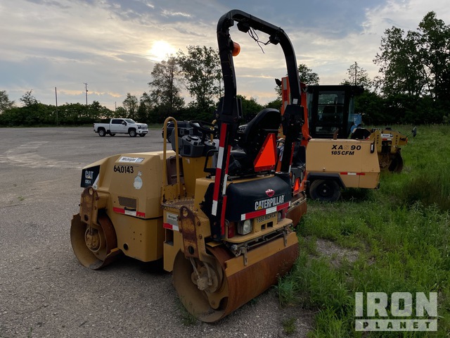 2013 Cat CB24 Smooth Drum Compactor in Ottawa Lake, Michigan, United ...