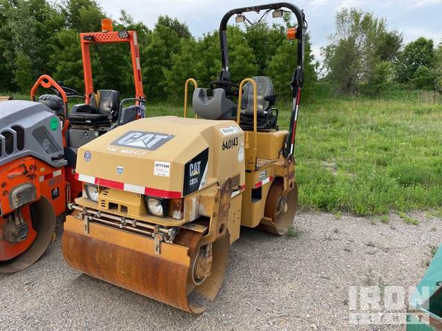 2013 Cat CB24 Smooth Drum Compactor in Ottawa Lake, Michigan, United ...