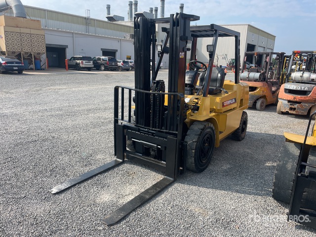 Cat DP40K1 8000 lb Carretilla Elevadora Neumática | Ritchie Bros ...
