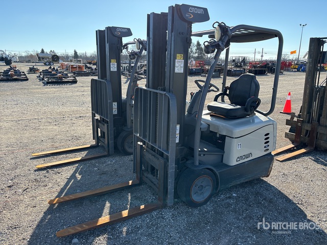2020 Crown 3000 lb Chariot Élévateur Électrique | Ritchie Bros. Auctioneers