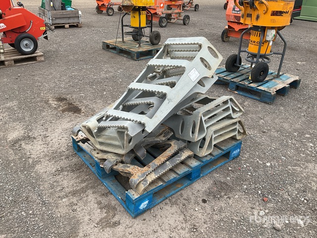 Quantity of Liebherr Excavator Steps | Ritchie Bros. Auctioneers