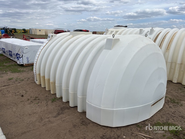 Free Form 2400 gal Poly Water Tank | Ritchie Bros. Auctioneers