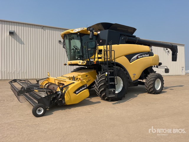 2004 New Holland CR960 Combine Harvester | Ritchie Bros. Auctioneers