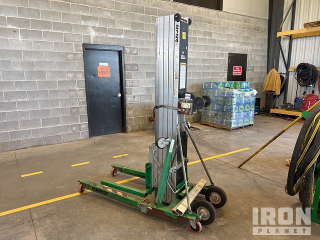 2014 Sumner 2124 Material Hoist in Hastings, Nebraska, United States ...