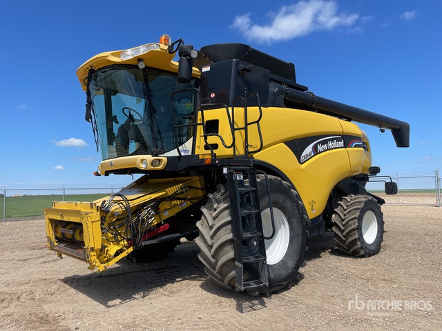 2004 New Holland CX840 Combine Harvester | Ritchie Bros. Auctioneers