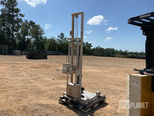 Surplus Beech AV-38105 Hydraulic Stacker in Albany, Georgia, United ...